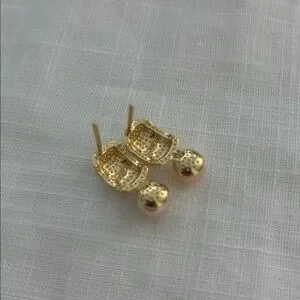 Handmade | Jewelry | Chic Gold And Cream Pearl Earrings | Poshmark